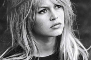 Actresse Beth Behrs | Body Measurements